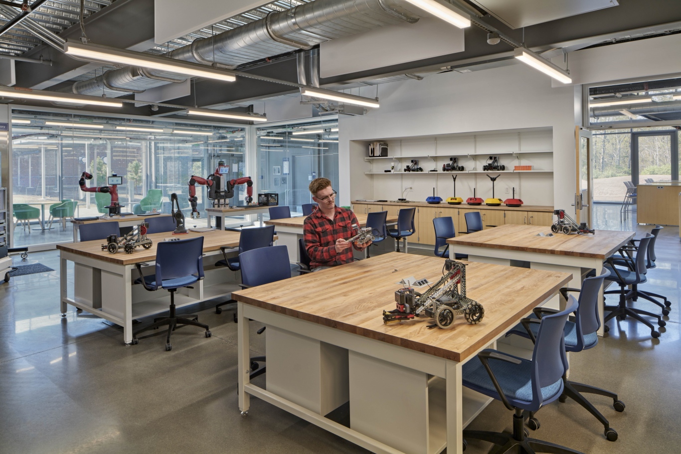 Scales of Making – Small, Medium and Supersized Makerspaces for Undergraduate Education - Payette